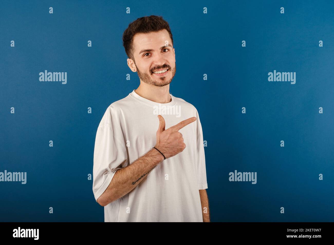 Man pointing right hi-res stock photography and images - Alamy
