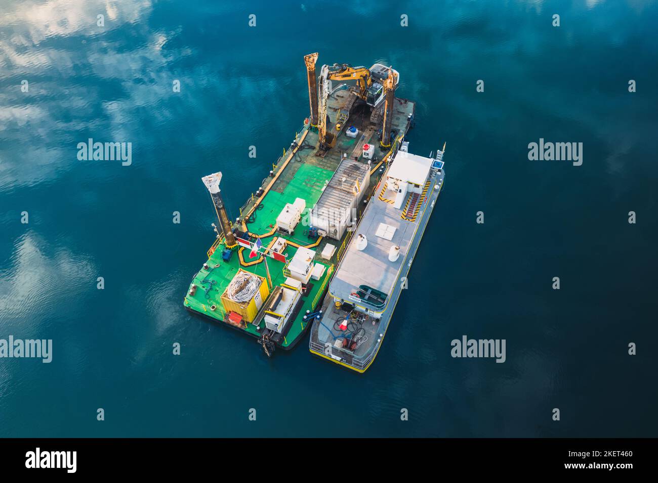 Floating work platform barge crane hi-res stock photography and images ...