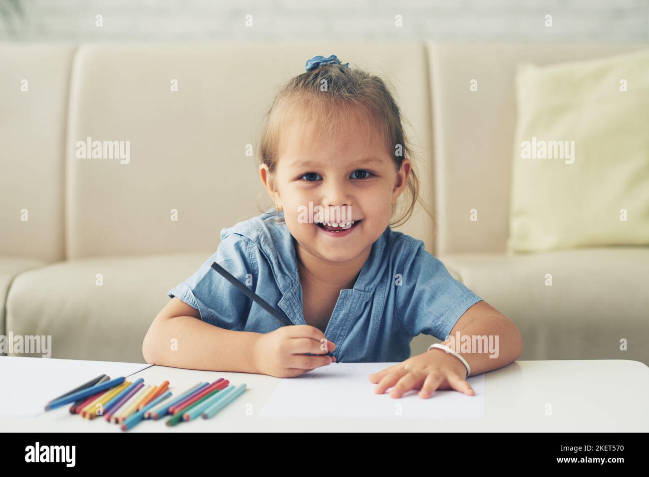 Pencil drawing girl portrait hi-res stock photography and images - Alamy