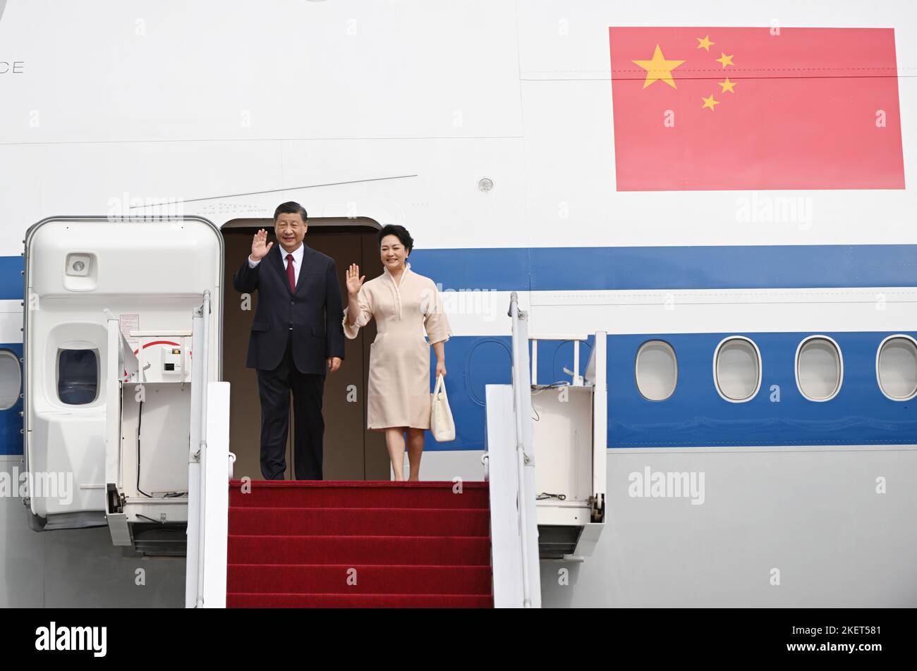 Bali. 14th Nov, 2022. Chinese President Xi Jinping and his wife Peng ...