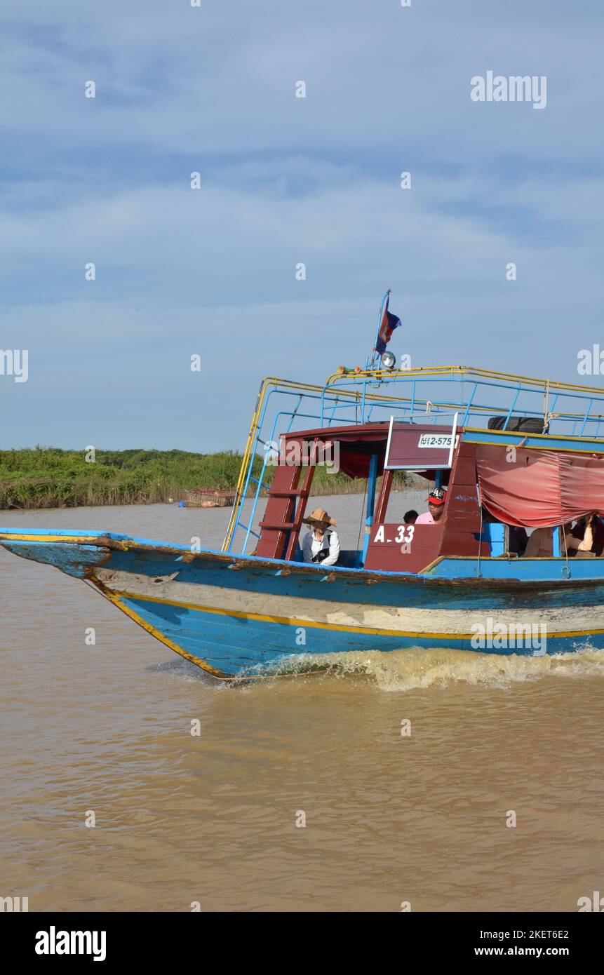 Long Tail Boat an Fisherman Mekong River phnom Phen Cambodia Stock ...