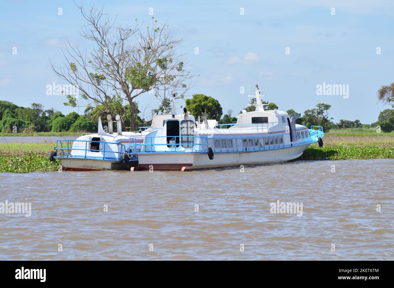 Boats an Fisherman Mekong River phnom Phen Cambodia Stock Photo - Alamy