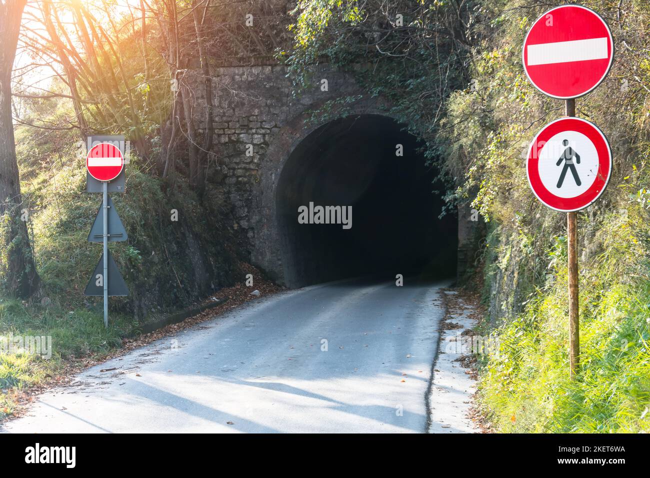 Entrance road tunnel traffic signs hi-res stock photography and images ...