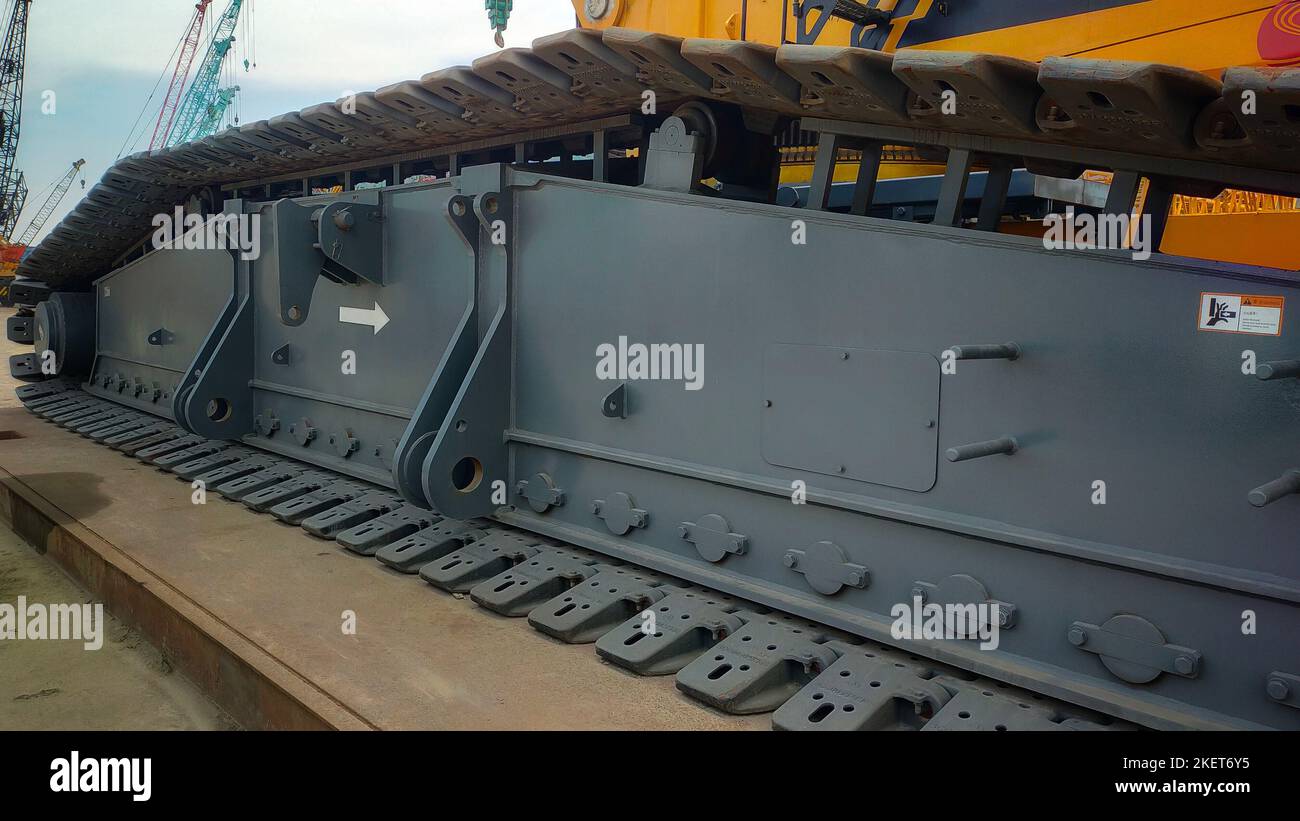 Undercarriage with tracks hi-res stock photography and images - Alamy