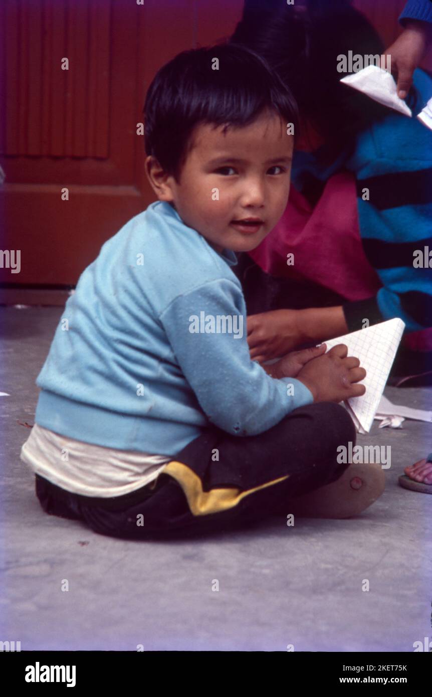 India paper making hi-res stock photography and images - Alamy