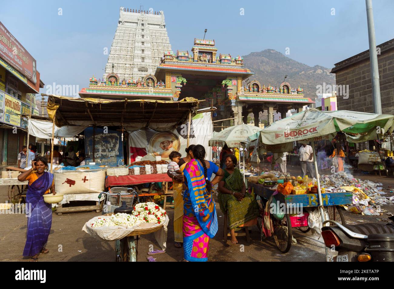 Tiruvannamalai, Tamil Nadu, India : People stand next to market stalls ...
