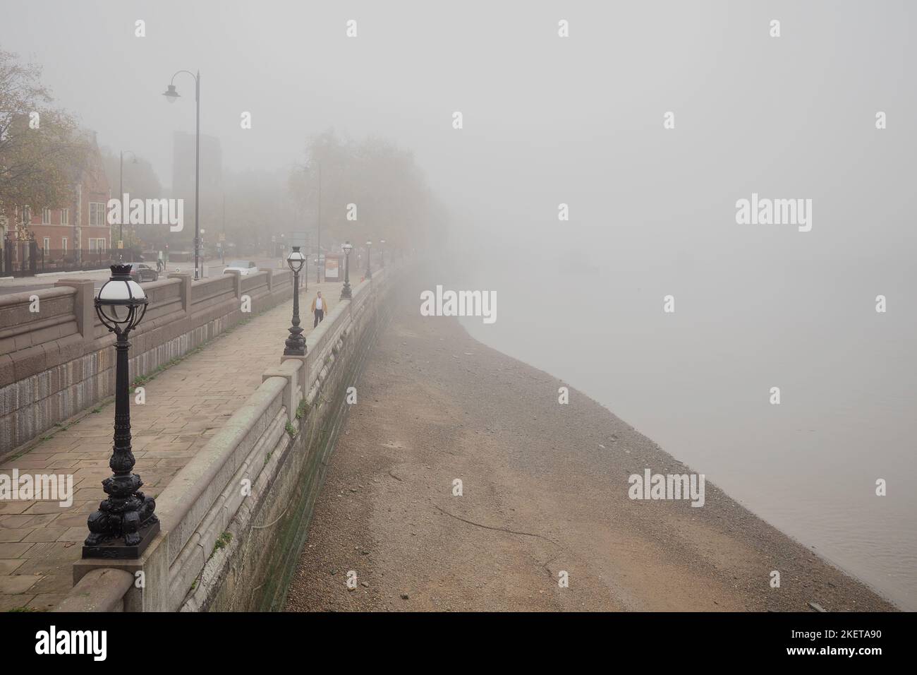 London, UK. 14th Nov, 2022. Fog descends on London in the River Thames ...