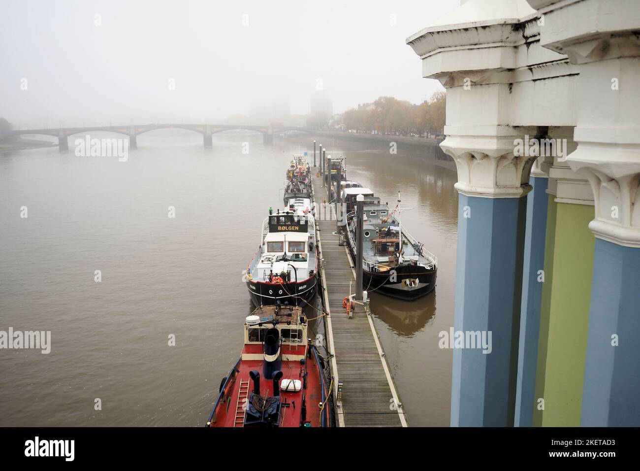 London, UK. 14th Nov, 2022. Fog descends on London in the River Thames ...
