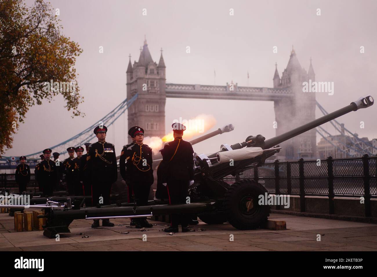The Honourable Artillery Company fire a 62 Gun Royal Salute at Tower ...
