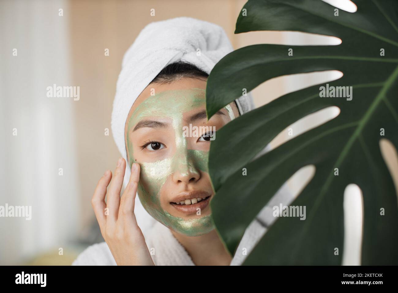 Palm tree woman hiding hi-res stock photography and images - Alamy