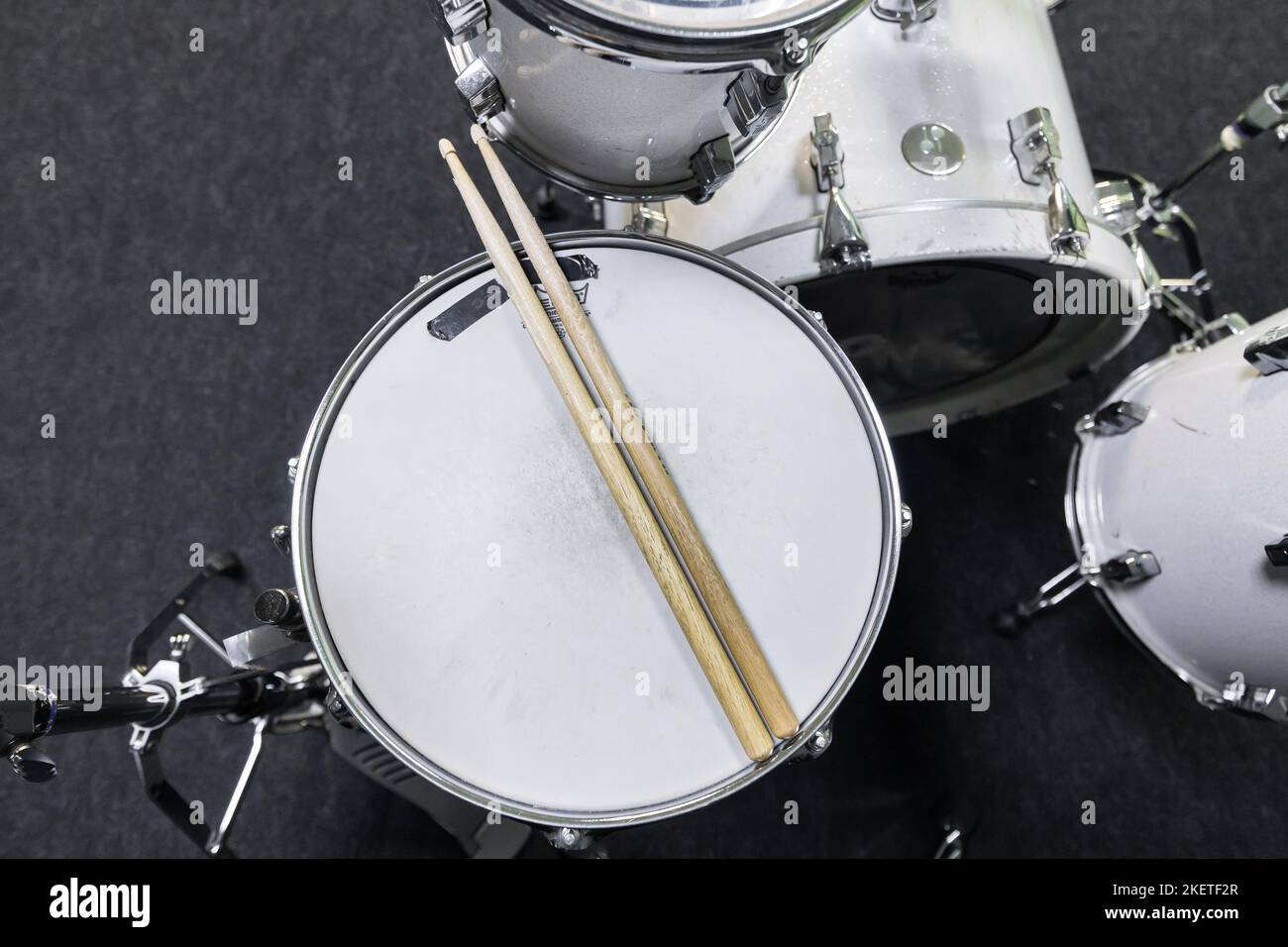 Photograph of a drum kit and its details Stock Photo - Alamy