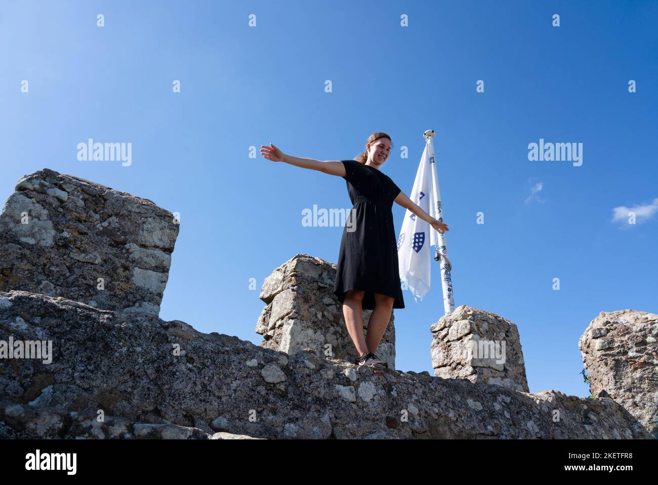 Tourists climb the fortified walls in TITANIC POSE of the 10th century ...