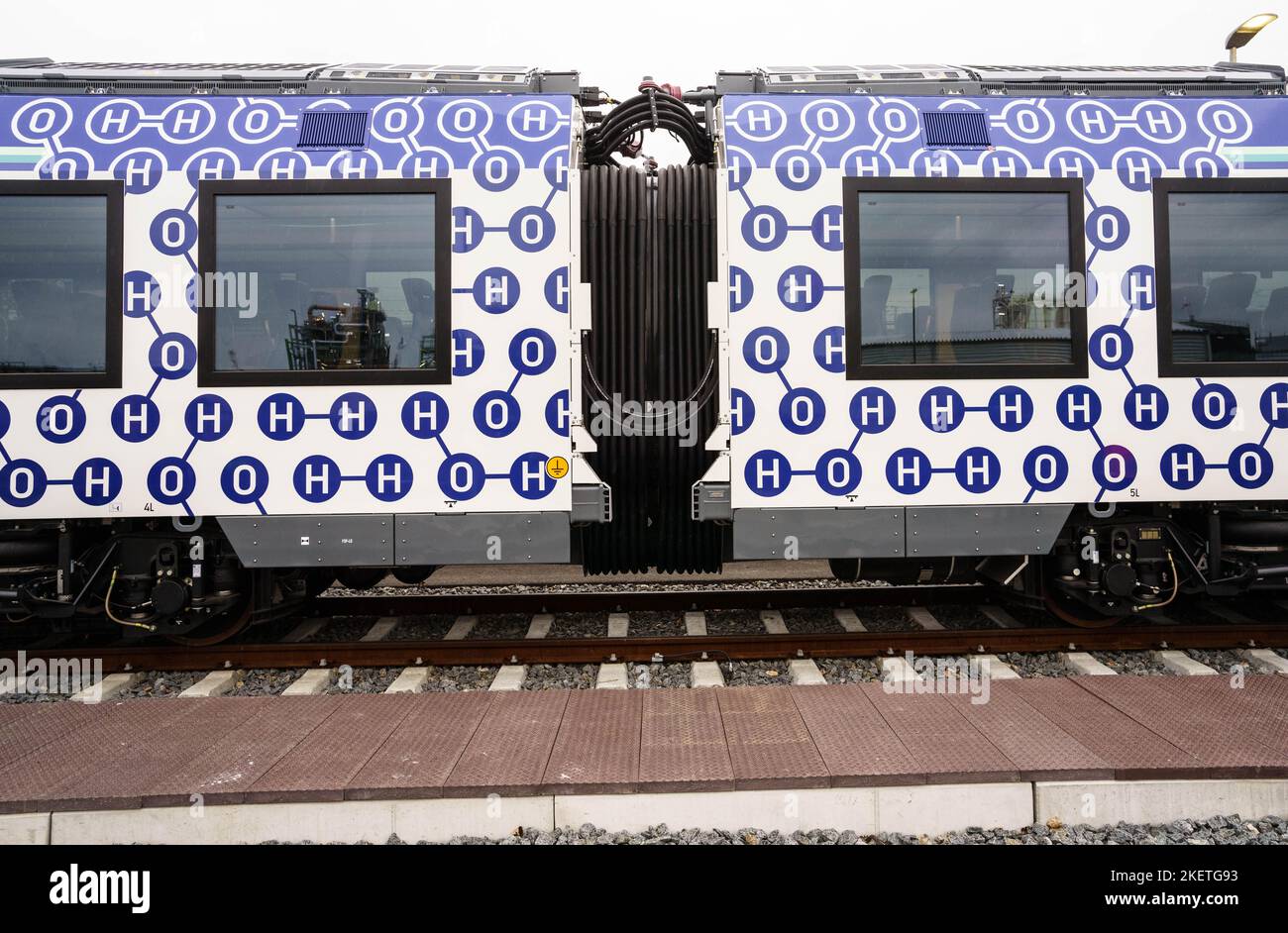 14 November 2022, Hessen, Frankfurt/Main: A brand new hydrogen train ...