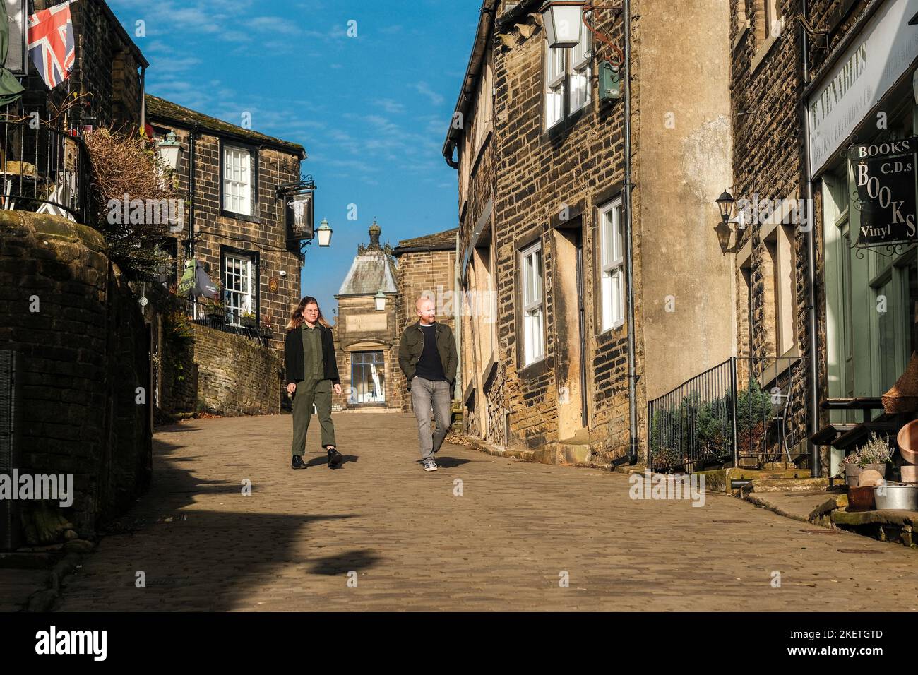 Haworth, West Yorkshire, UK. Walking down the cobbled Main Street Stock ...