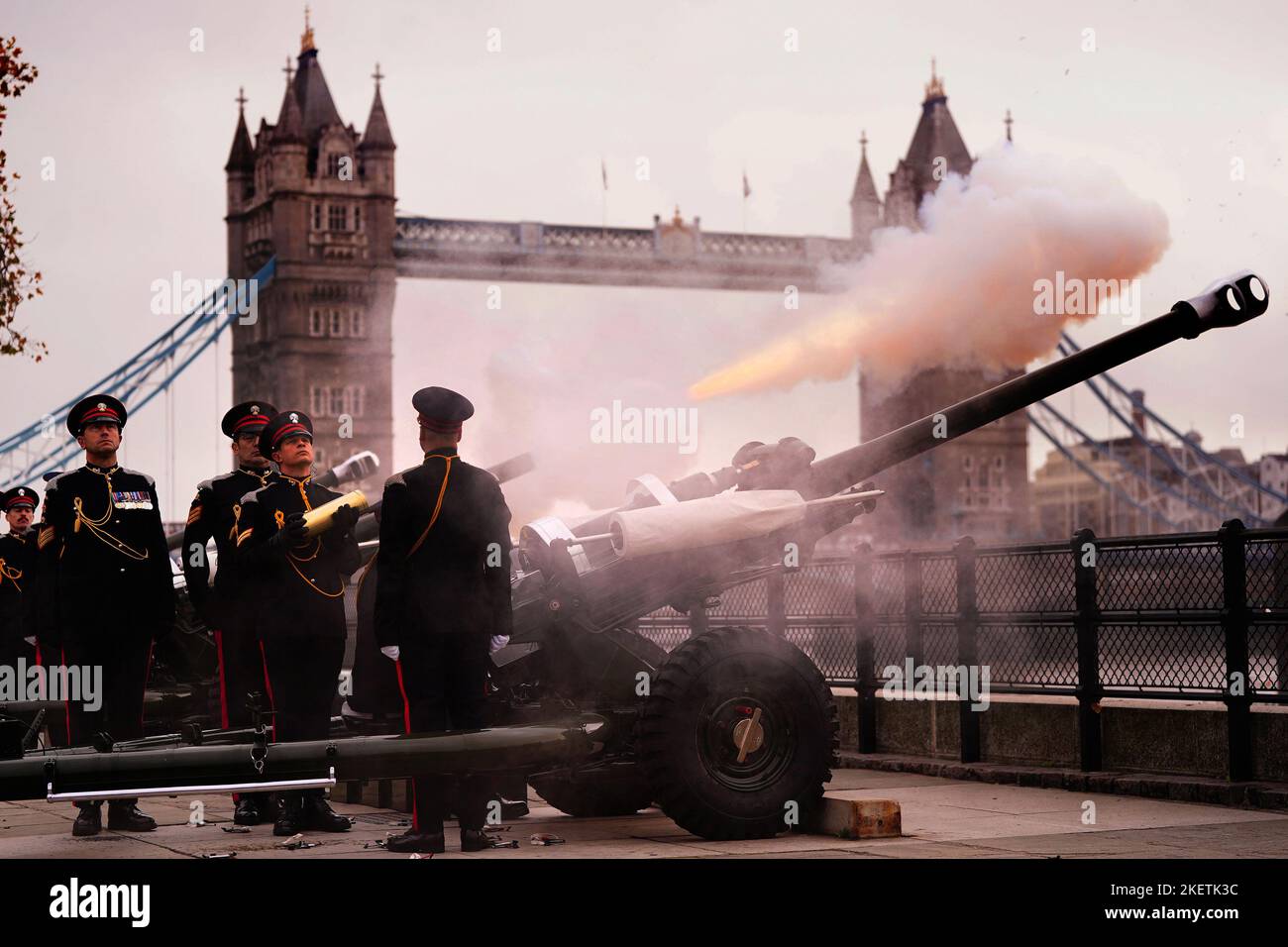 The Honourable Artillery Company fire a 62 Gun Royal Salute at Tower ...