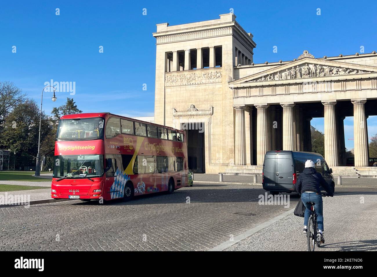 Munich, Deutschland. 14th Nov, 2022. Sightseeing bus on Brienner ...