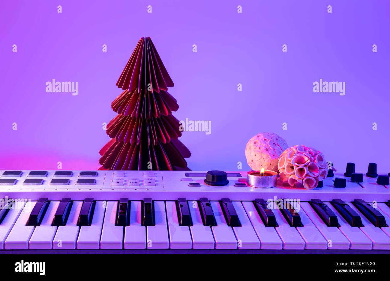 Piano origami hi-res stock photography and images - Alamy