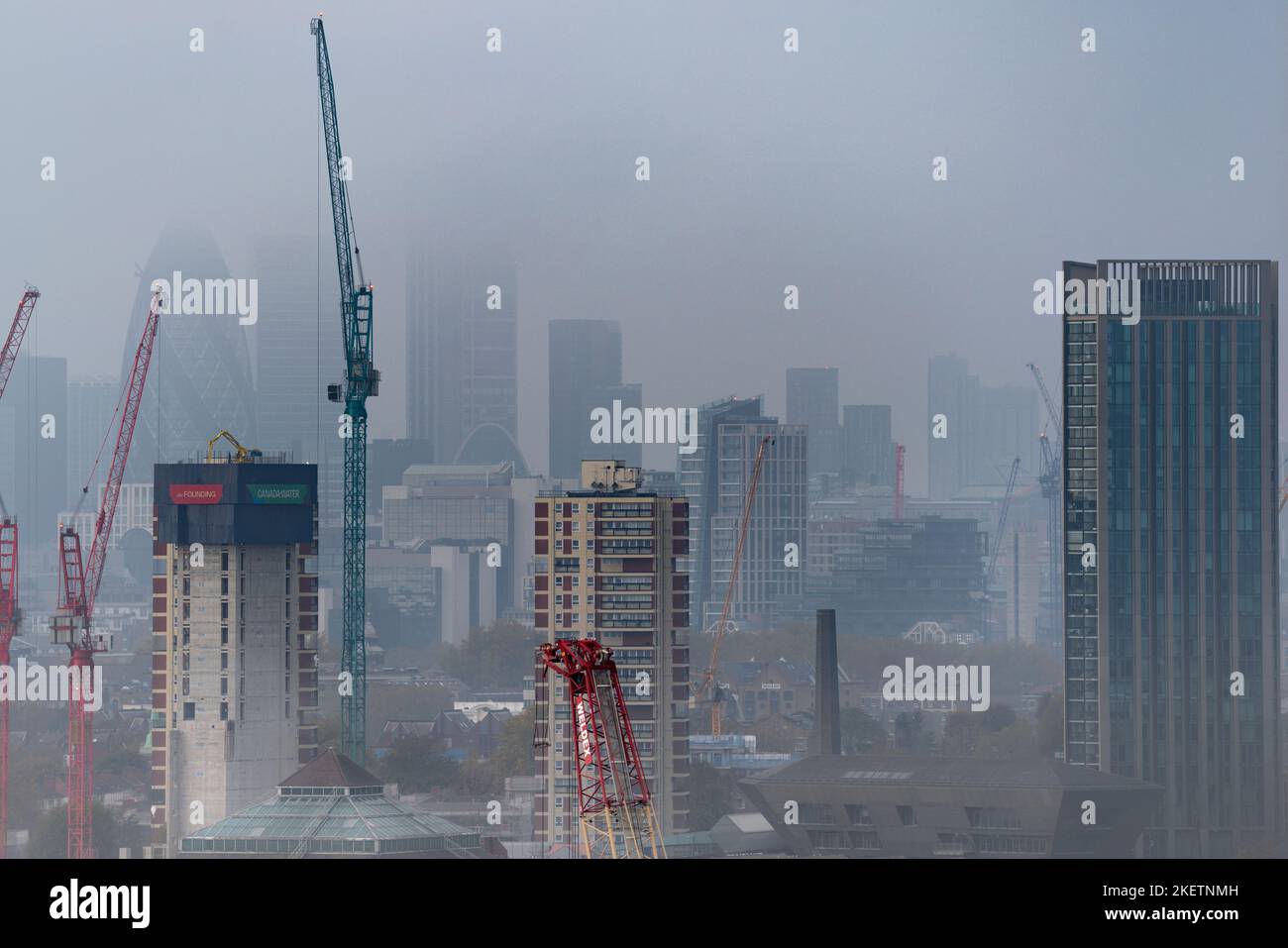 London, UK. 14th November, 2022. UK Weather: Fog and mist over east ...