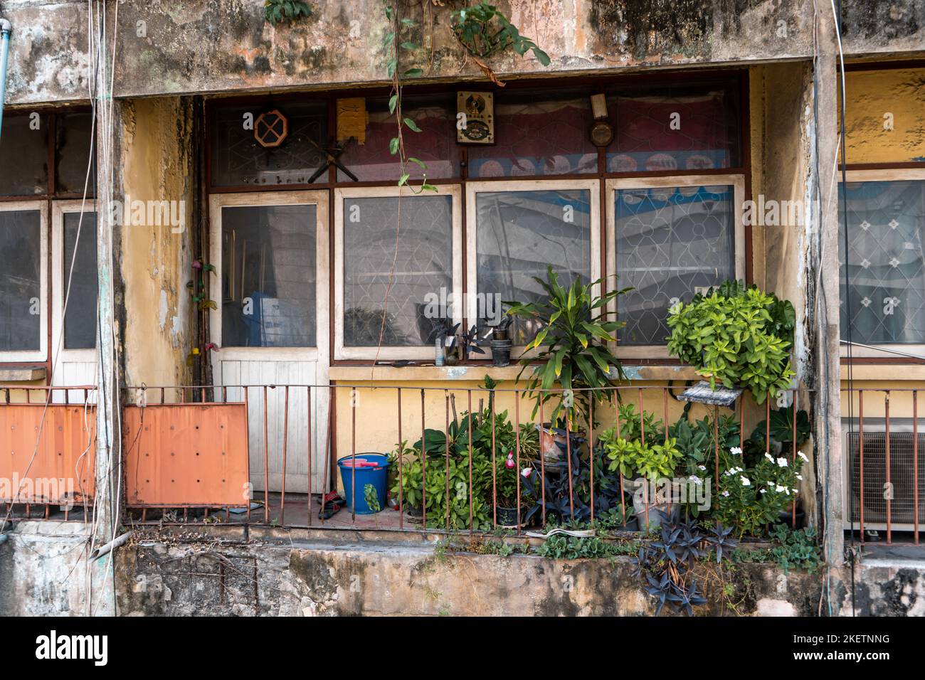 Small dirty houses exterior hi-res stock photography and images - Alamy