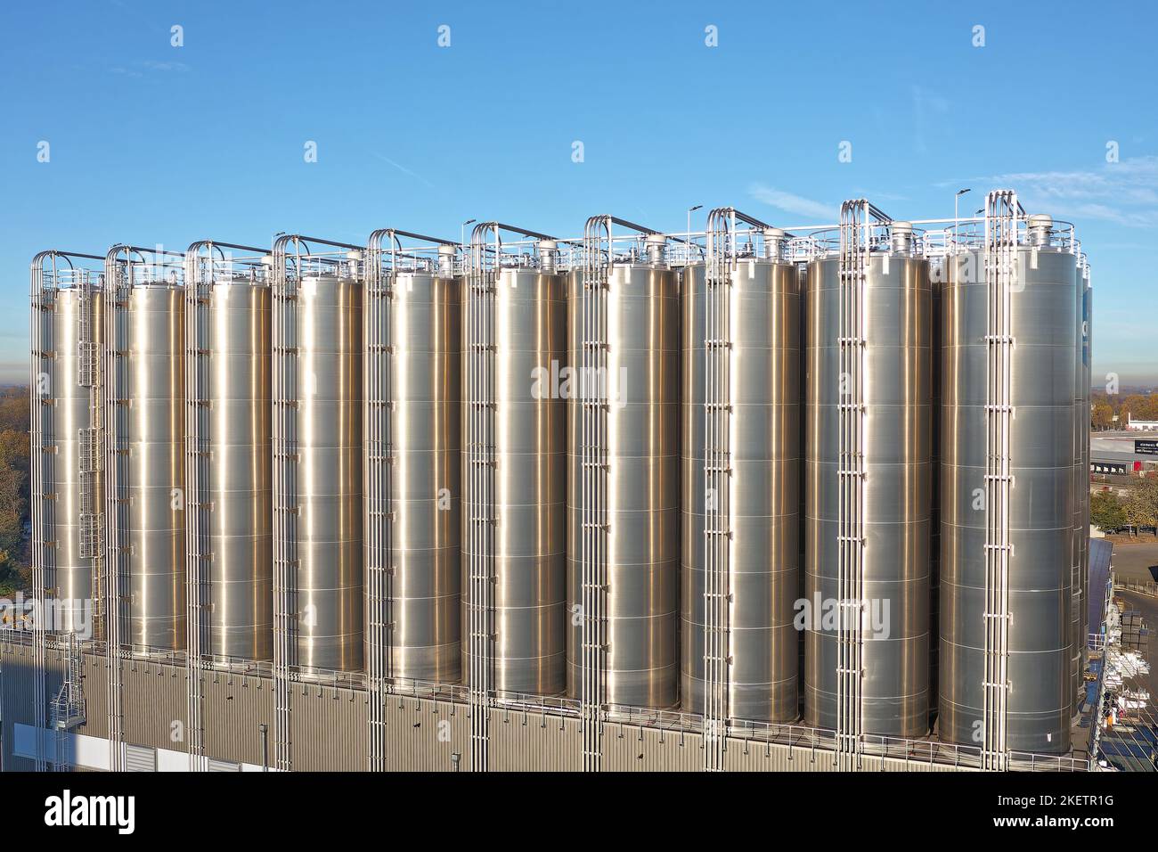 Dry bulk silos hi-res stock photography and images - Alamy
