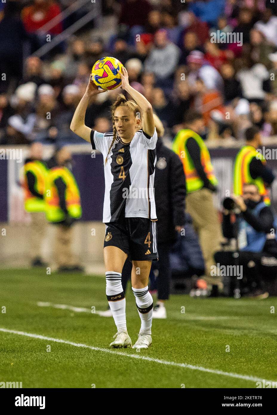 New Jersey, USA, November 13th 2022: Sophia Kleinherne (4 GER) throwing ...