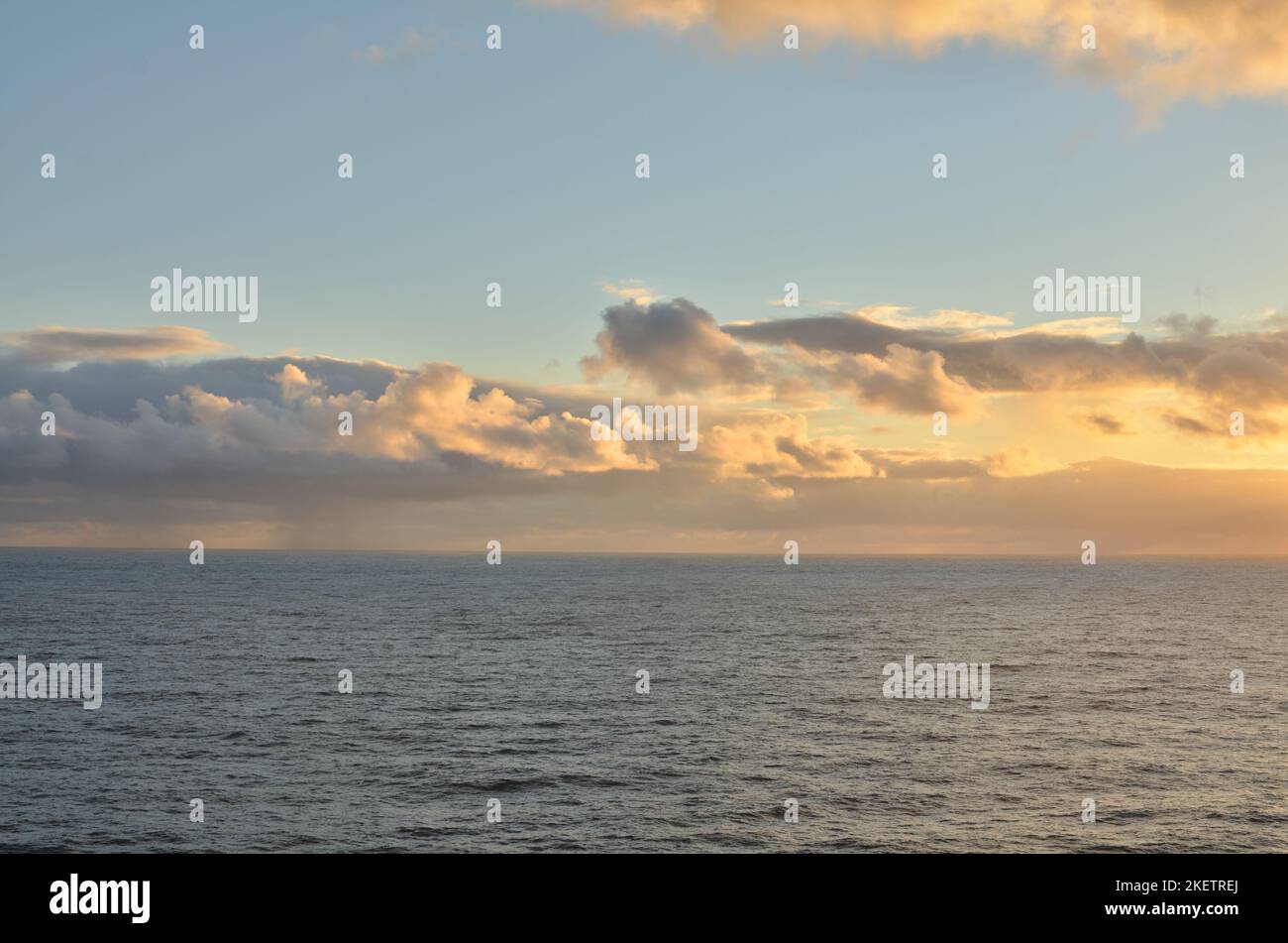 Ocean horizon background hi-res stock photography and images - Alamy