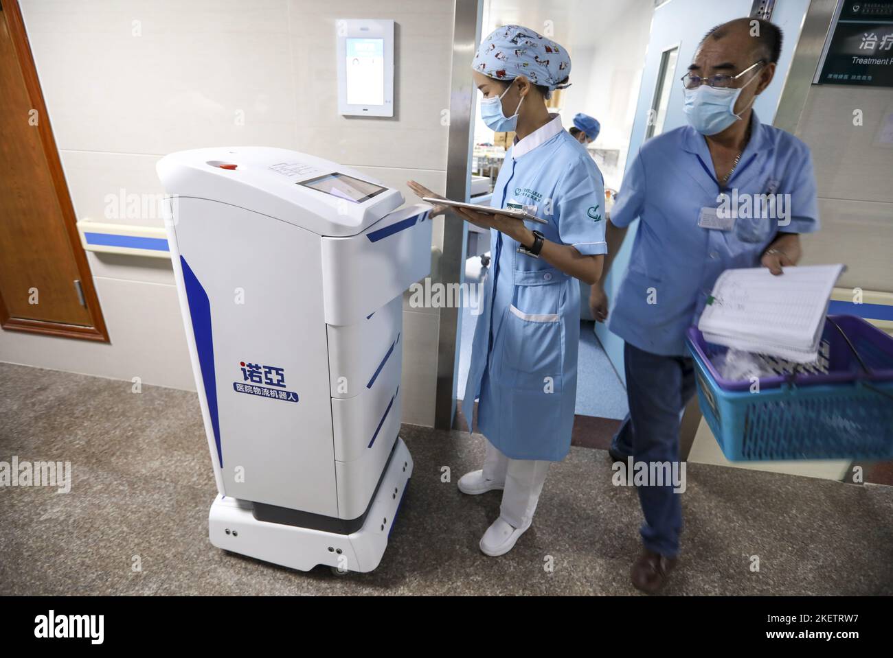 Robot hospital delivery hi-res stock photography and images - Alamy
