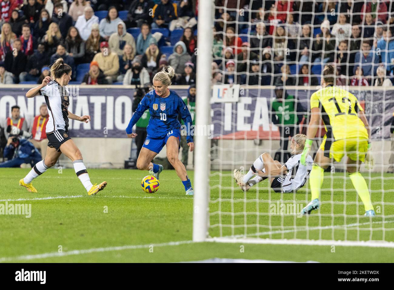 Lindsey Horan (10) of USWNT controls ball during friendly match against ...