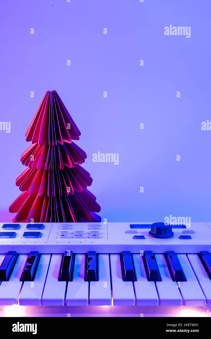 Piano origami hi-res stock photography and images - Alamy