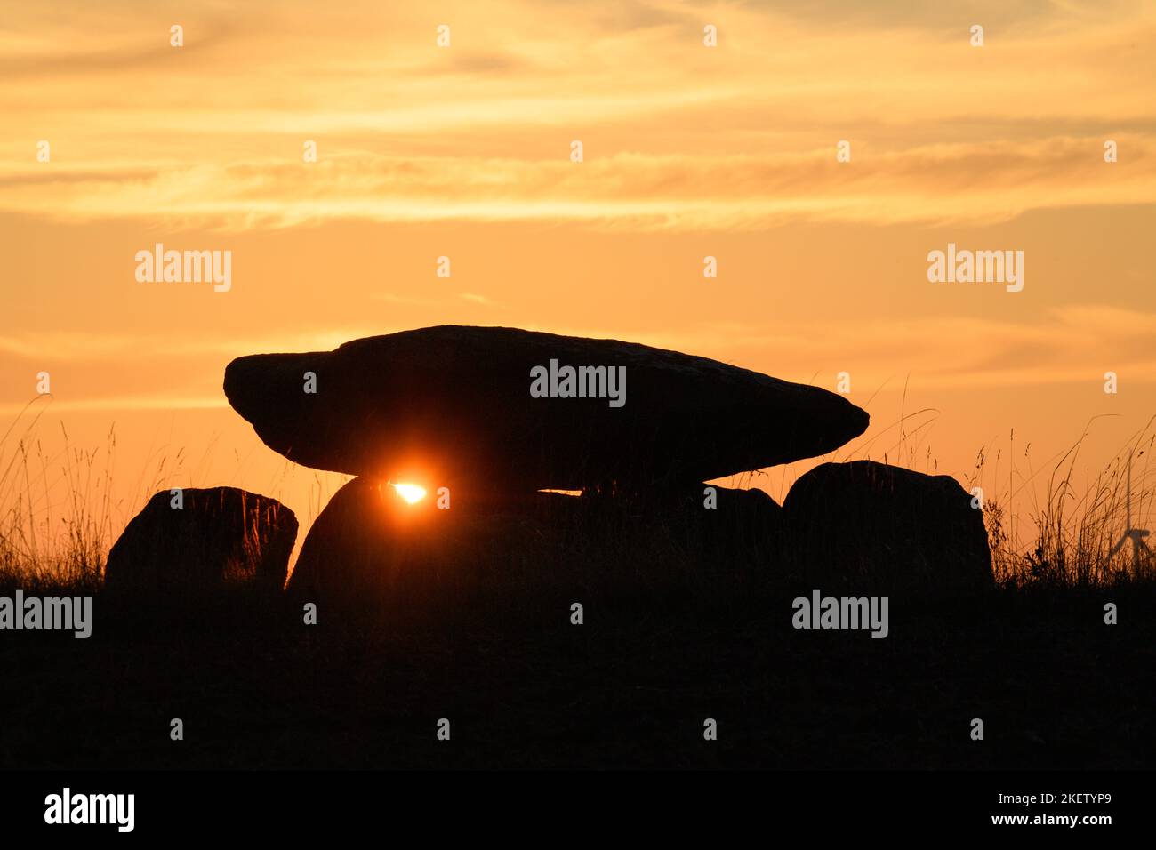 Drosa, Germany. 14th Nov, 2022. The sun sets behind the Drosa ...