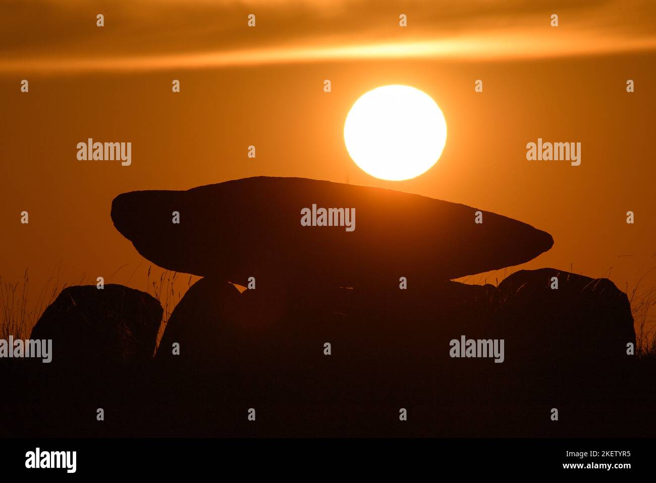 Drosa, Germany. 14th Nov, 2022. The sun sets behind the Drosa ...