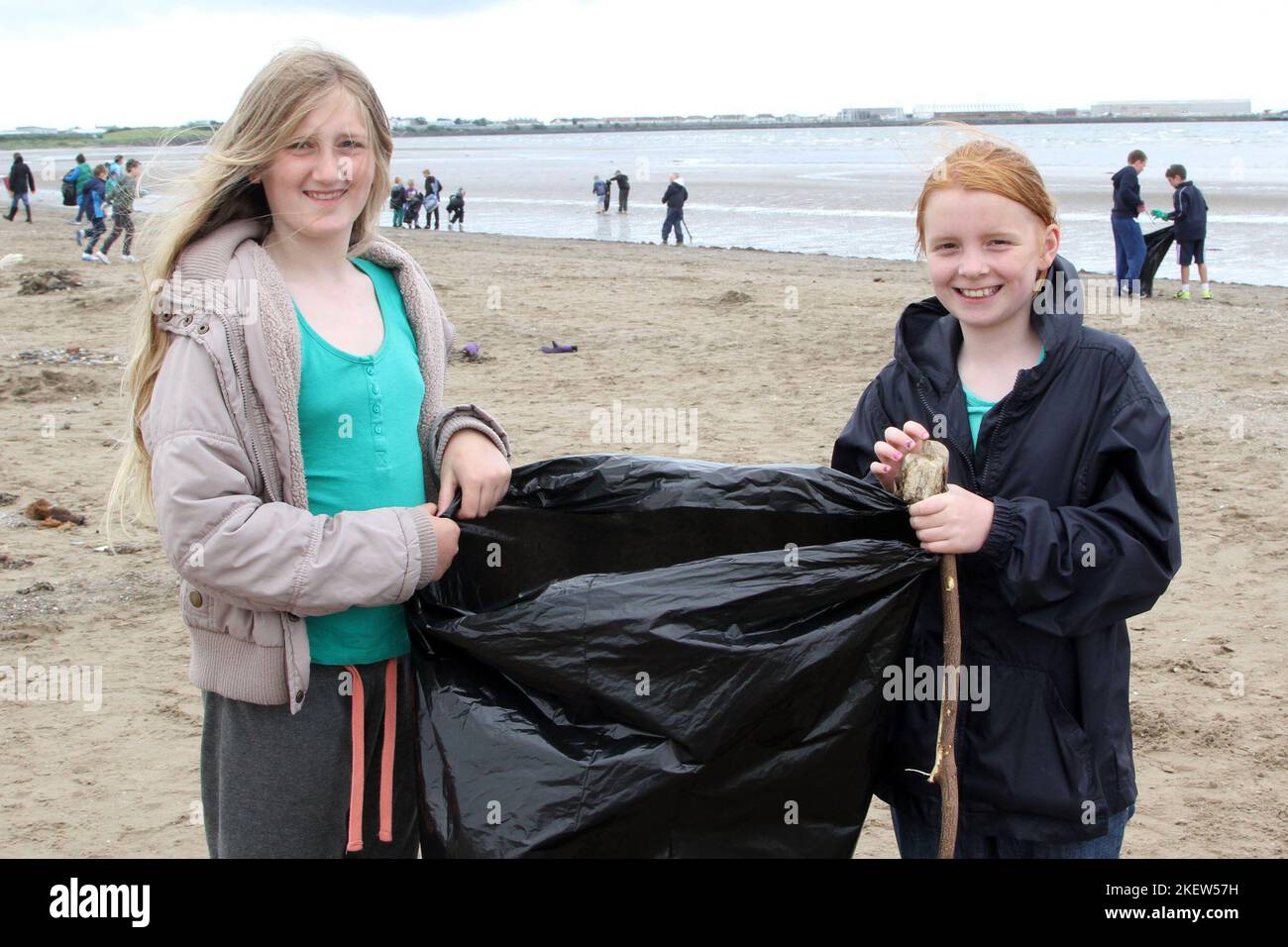 Picking up rubbish school hi-res stock photography and images - Alamy