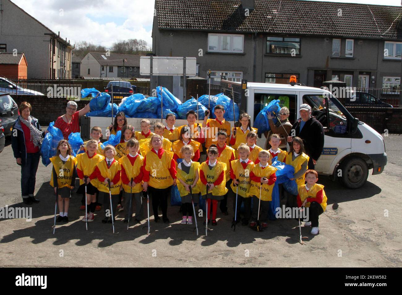 Picking up rubbish school hi-res stock photography and images - Alamy