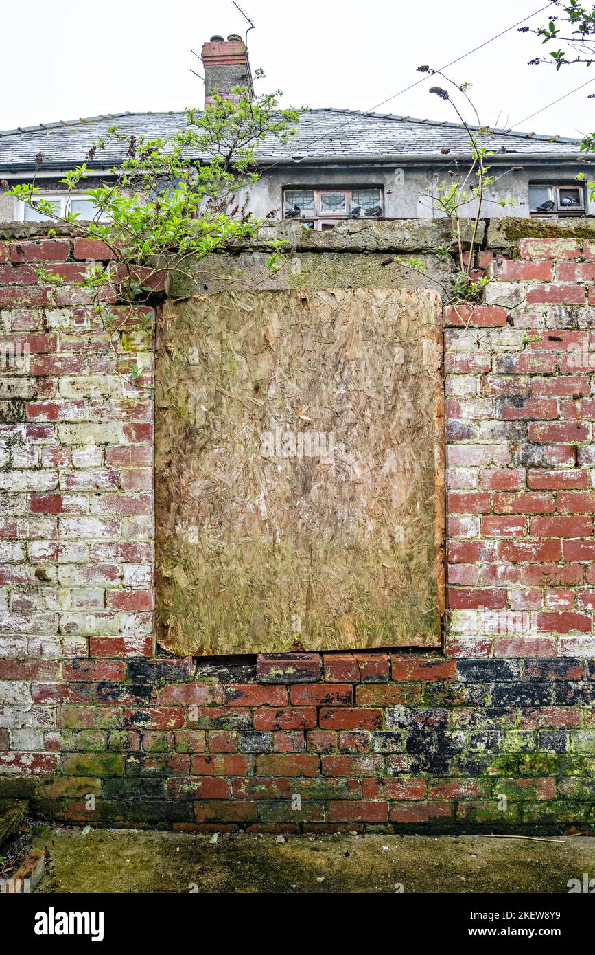 Boarded up derelict stone hi-res stock photography and images - Alamy