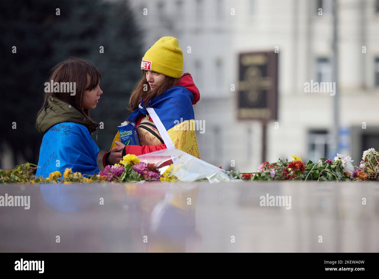 Kherson, Ukraine. 14th Nov, 2022. Local residents stop at a makeshift ...