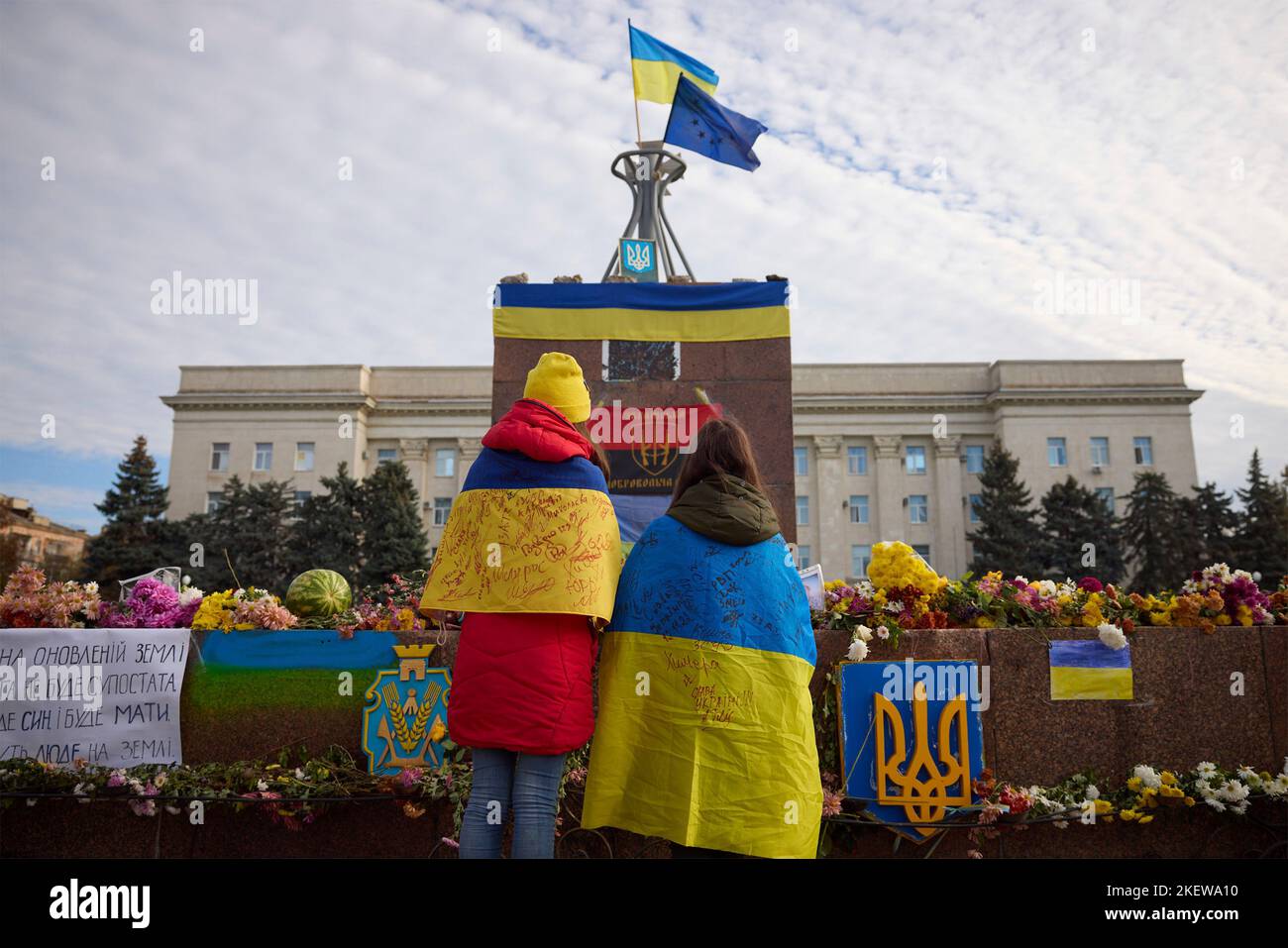 Kherson, Ukraine. 14th Nov, 2022. Local residents stop at a makeshift ...