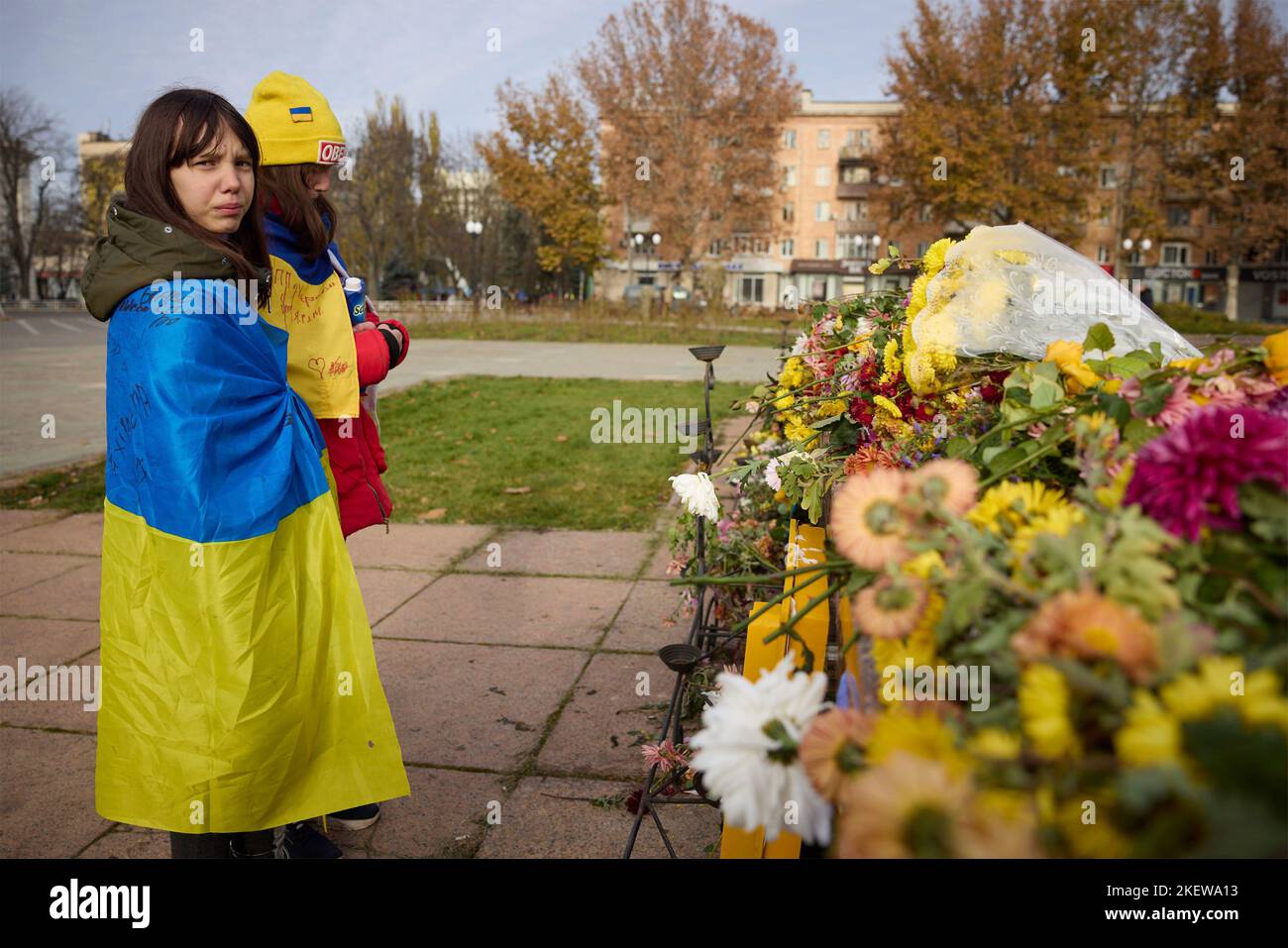 Kherson, Ukraine. 14th Nov, 2022. Local residents stop at a makeshift ...
