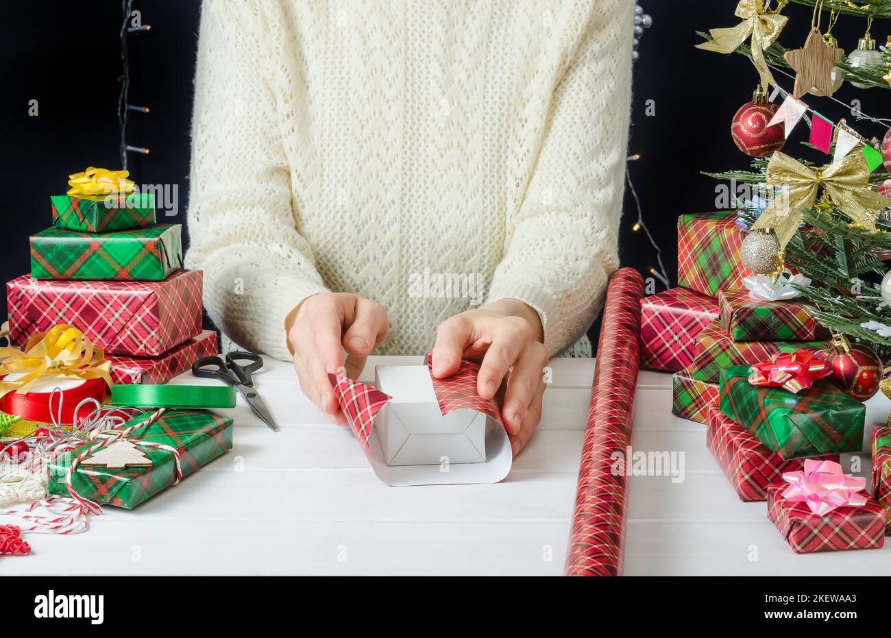 Step-by-step photo instructions for wrapping a Christmas gift, step 1 ... Step-by-step photo instructions for wrapping a Christmas gift, step 1 ...