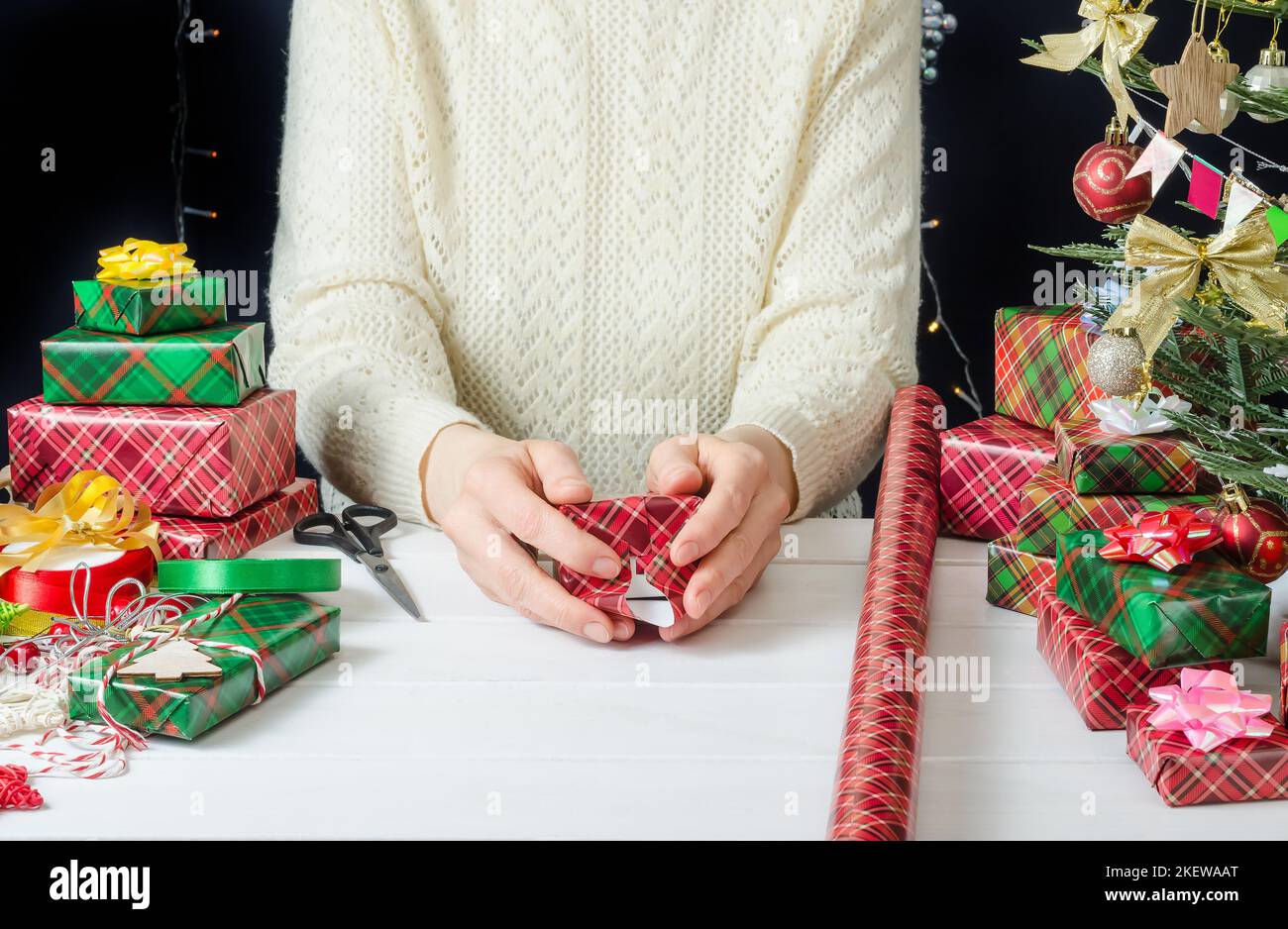 Step-by-step photo instructions for packing a Christmas gift, step 2 ...