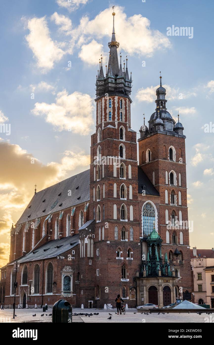 Saint Mary’s Basilica (Bazylika Mariacka) at dawn. Kraków, Poland Stock ...
