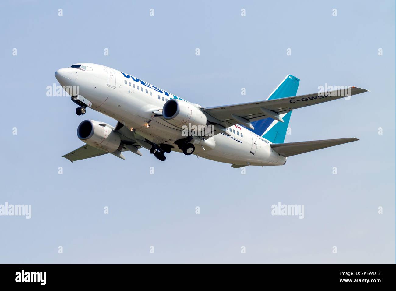 Airplane engines manufacturing hi-res stock photography and images - Alamy