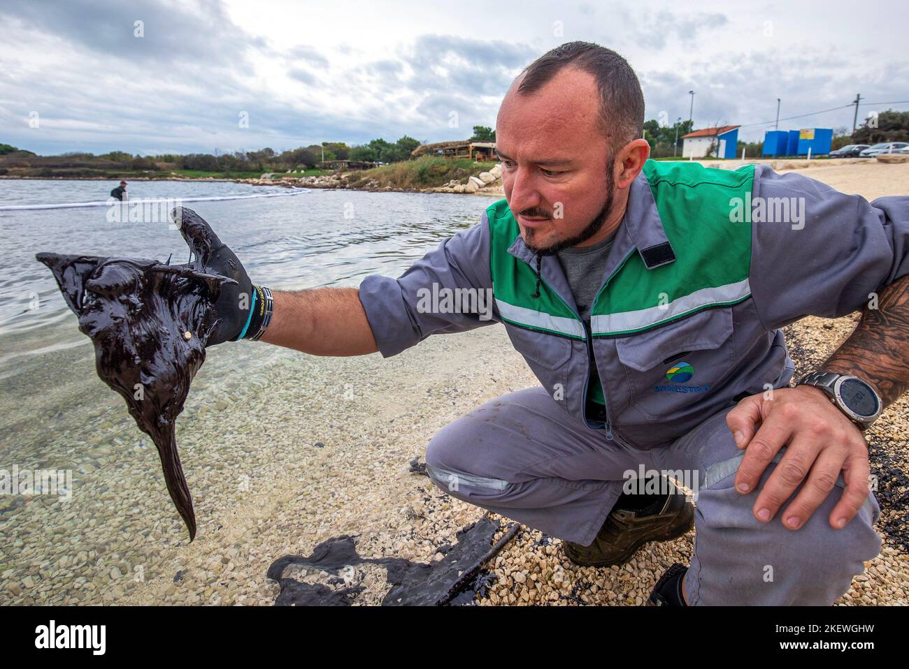 Photo taken on November 14, 2022 shows activities to remove pollution ...