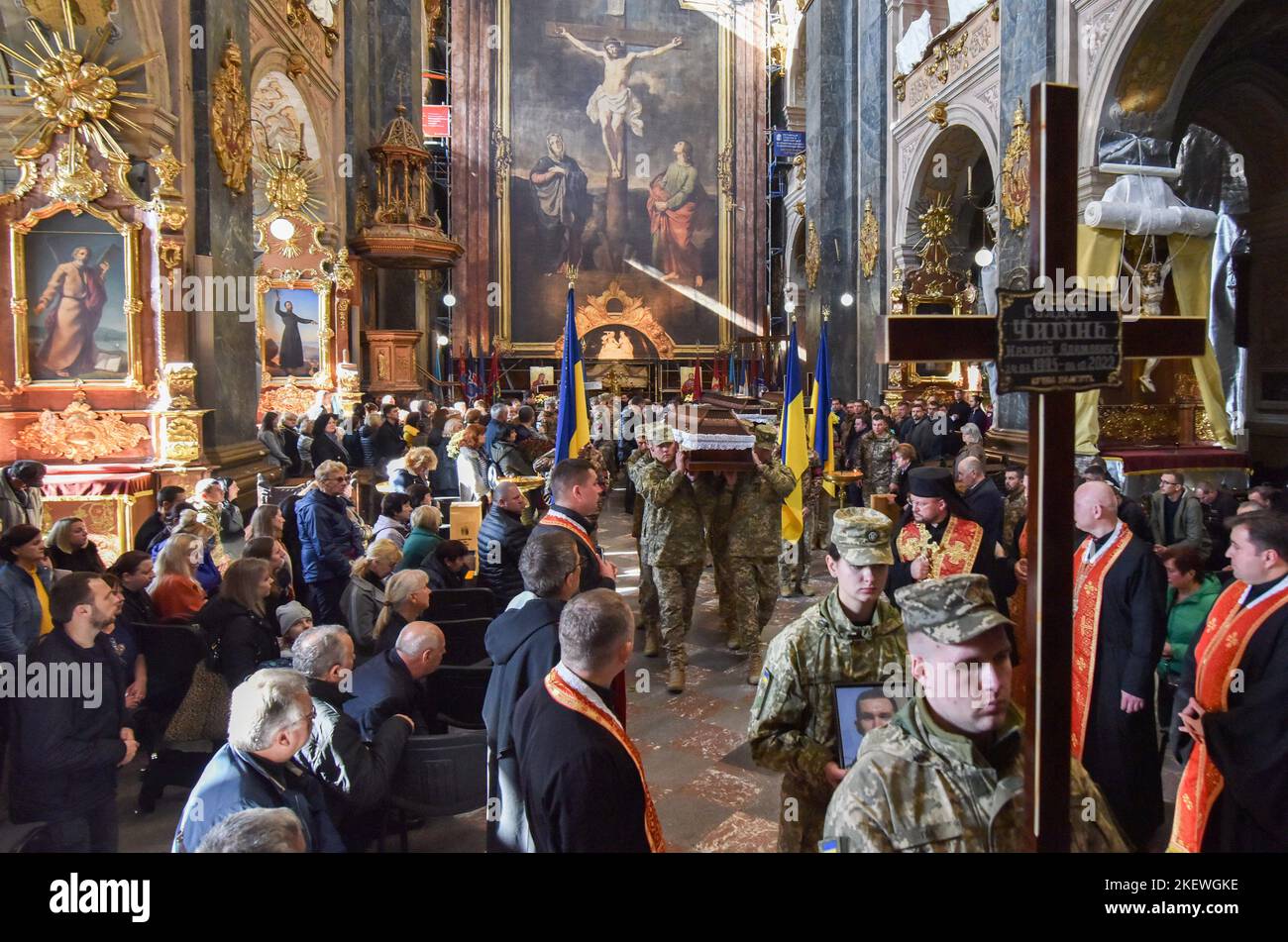 Lviv, Ukraine. 18th Oct, 2022. Soldiers carry coffins with the bodies ...