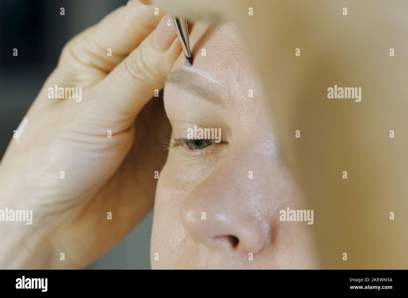 Coloring with white lines the design of the shape of the eyebrows on ...