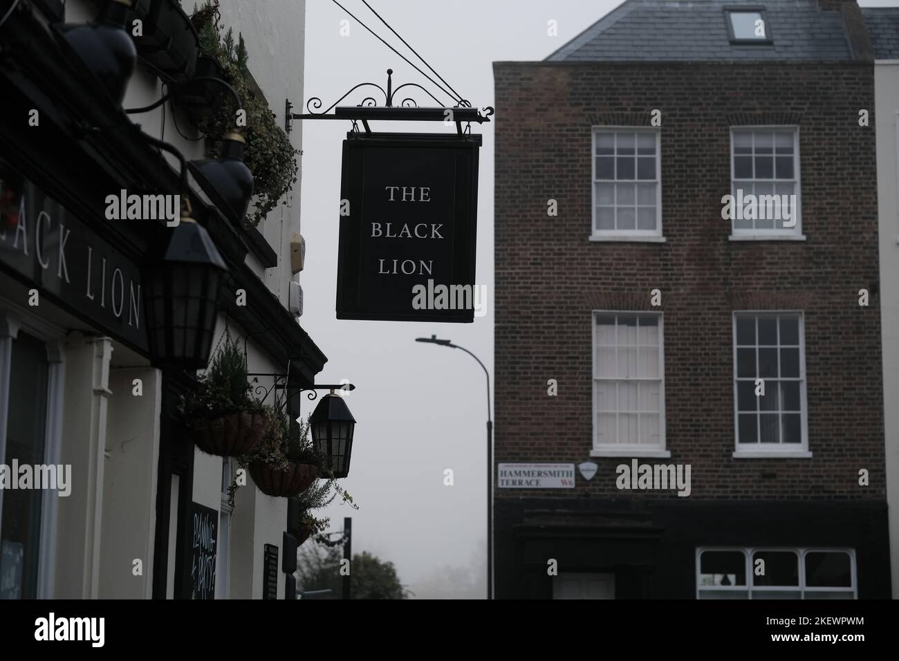 Black lion pub sign hi-res stock photography and images - Alamy