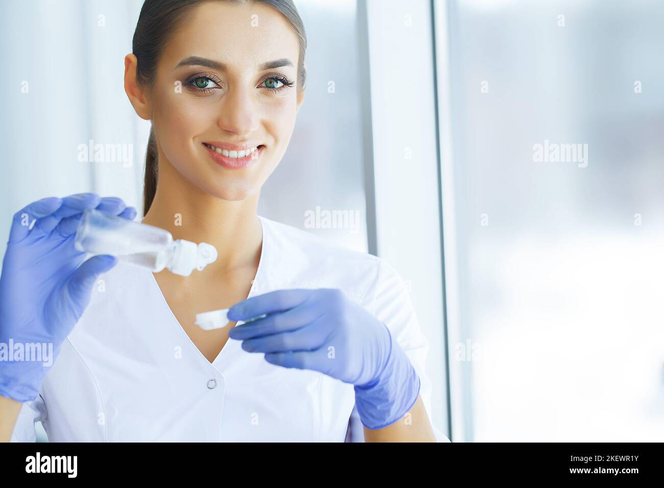 Health and Medicine. Ophthalmologist Holding Eye Drops and Conta Stock ...