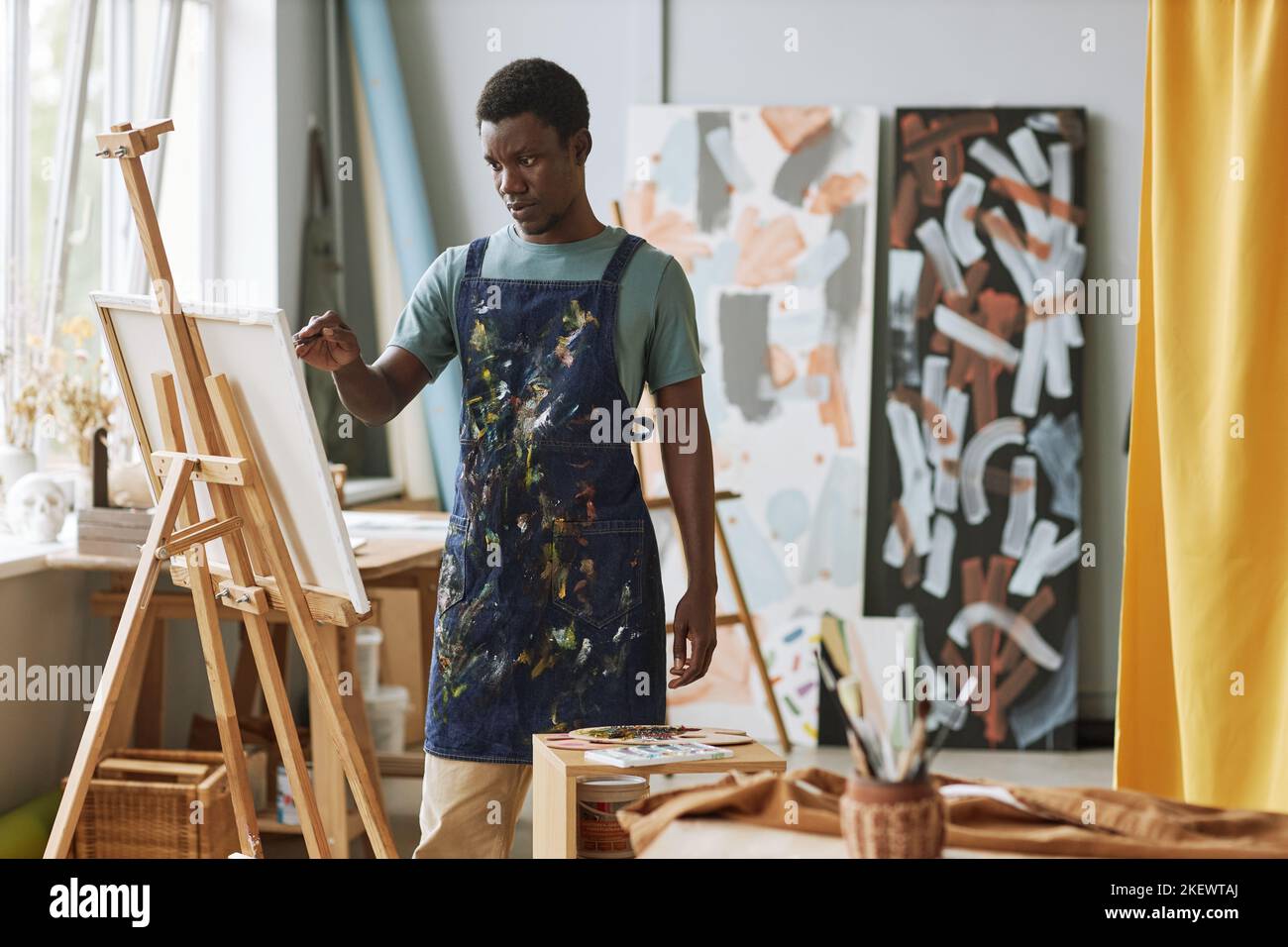 African american easel hi-res stock photography and images - Alamy