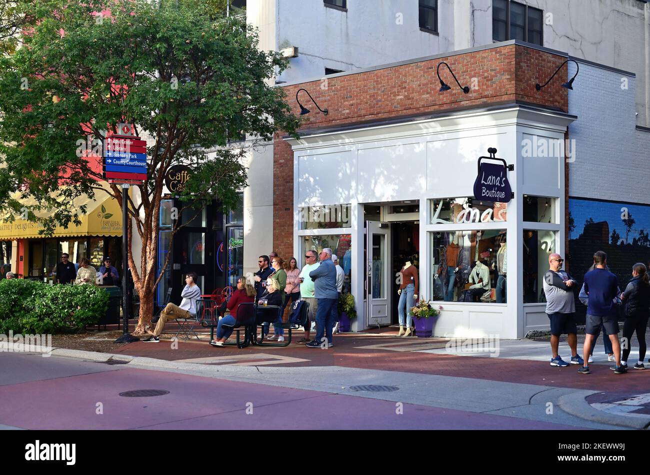 Cluster of people hi-res stock photography and images - Alamy