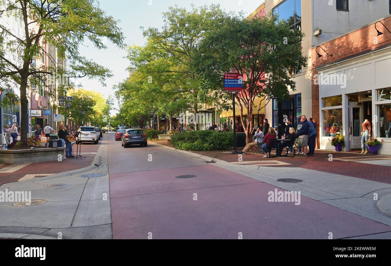 Cluster of people hi-res stock photography and images - Alamy