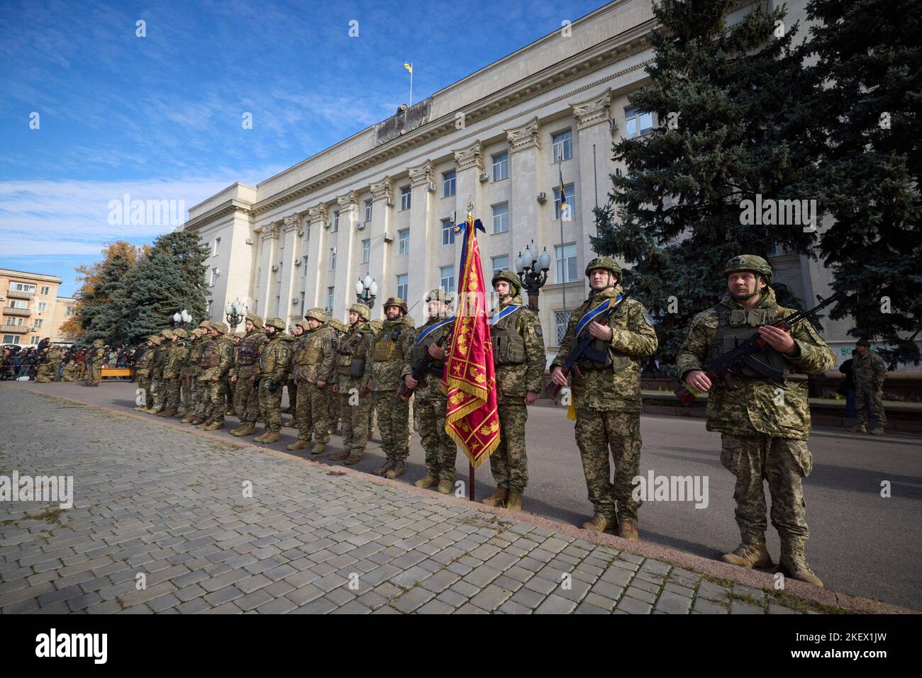 Kherson, Kherson Oblast, Ukraine. 14th Nov, 2022. Ukrainian soldiers ...